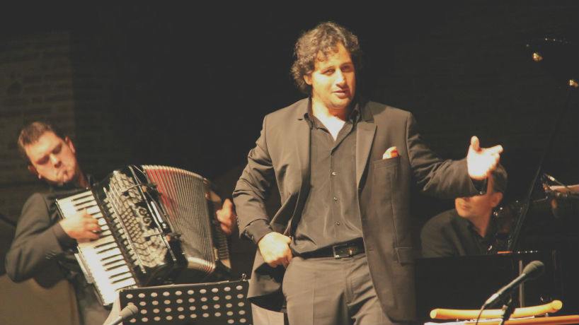 Omar Hasan la rompió cantando en las calles de Bilbao - Tucumán - el ...