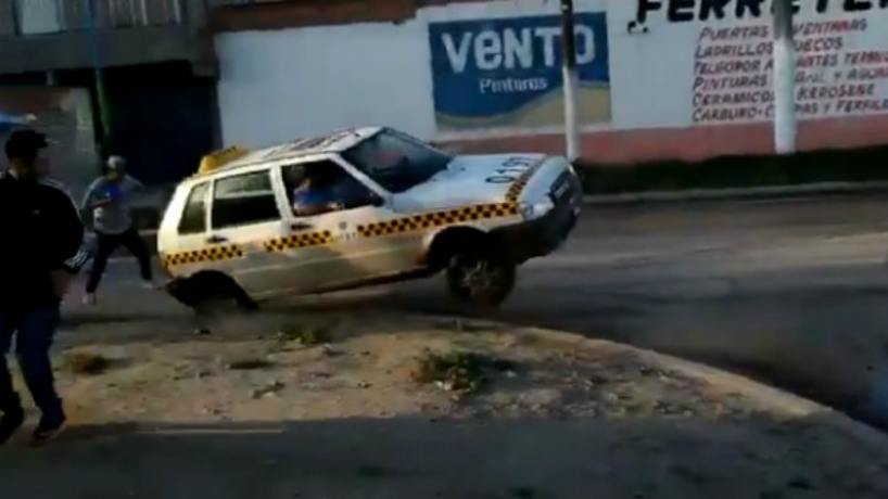 ¿Una broma?: un taxi hizo un trompo y casi causa una tragedia - Tucumán ...