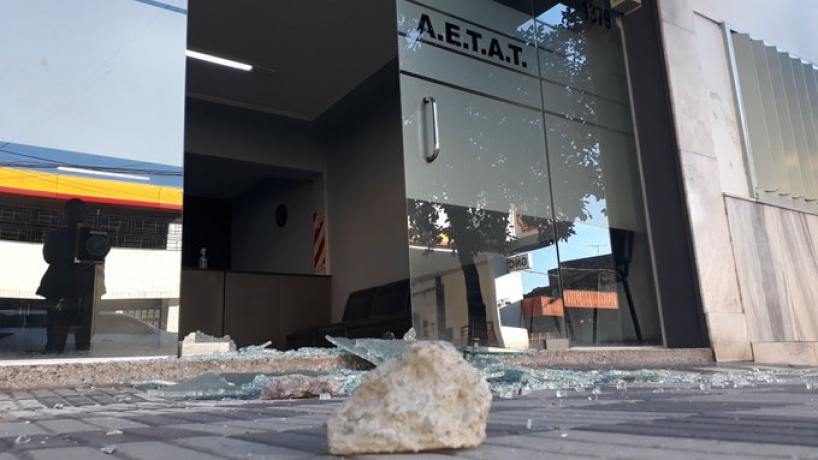 En el sexto día de paro de transporte, apedrean la puerta de AETAT ...