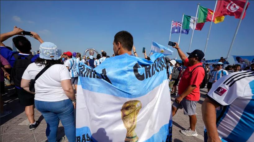 Qatar 2022: latucumana FM presente en el banderazo argentino en Doha ...