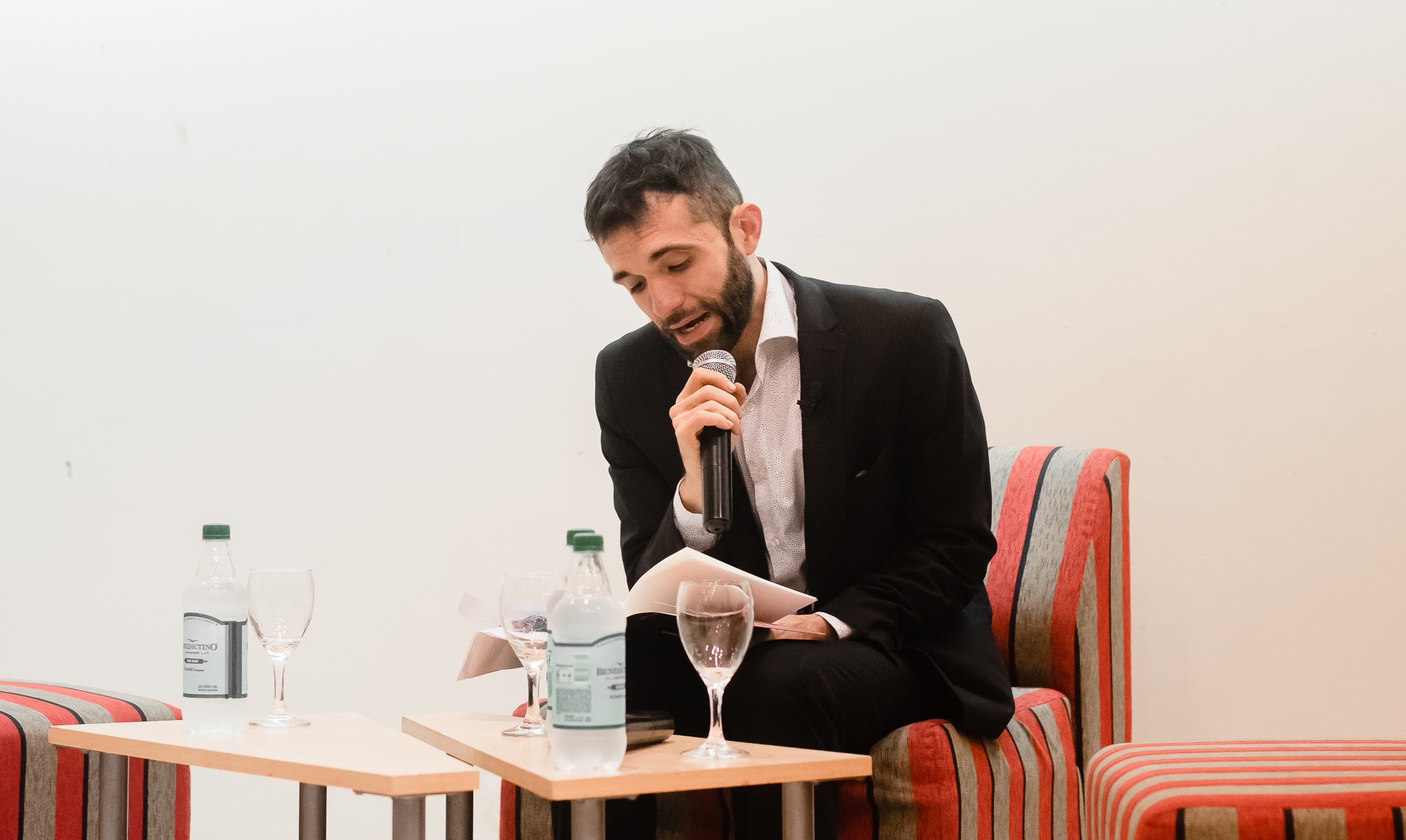 “Hay rasgos misteriosos en los seres humanos”: la poesía del tucumano ...