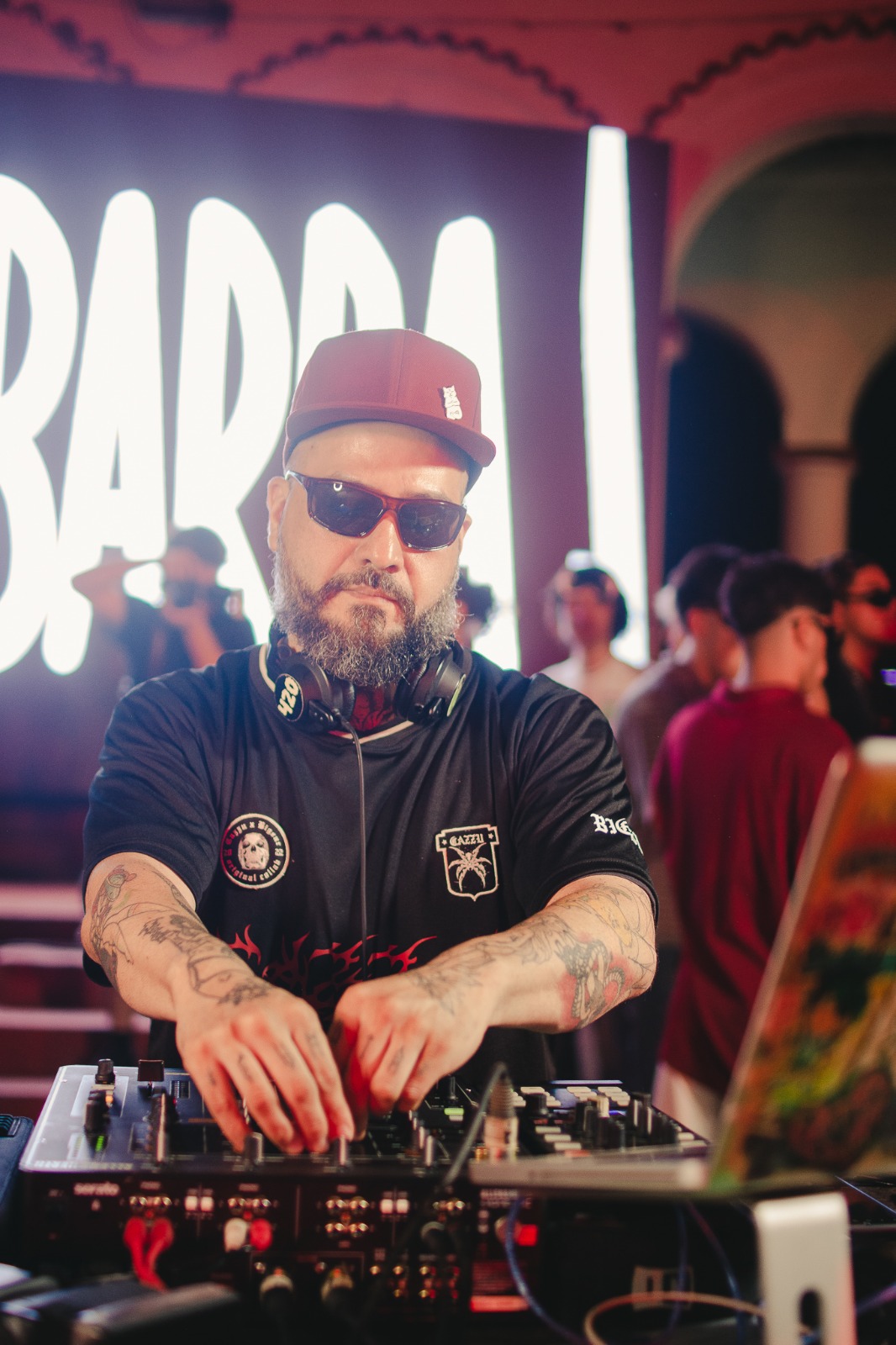 "Soy un arquitecto de la noche": Un viaje a la intimidad de El Barba ...