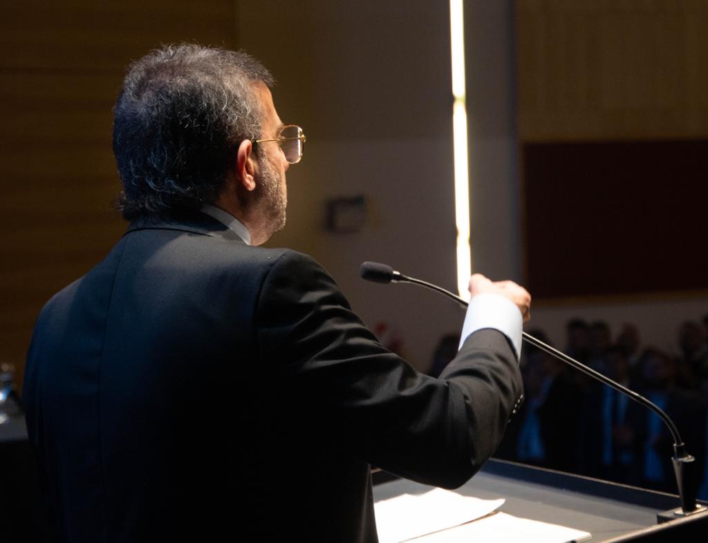 En un teatro colmado de trabajadores bancarios, Cisneros y Sanchez Blas ...